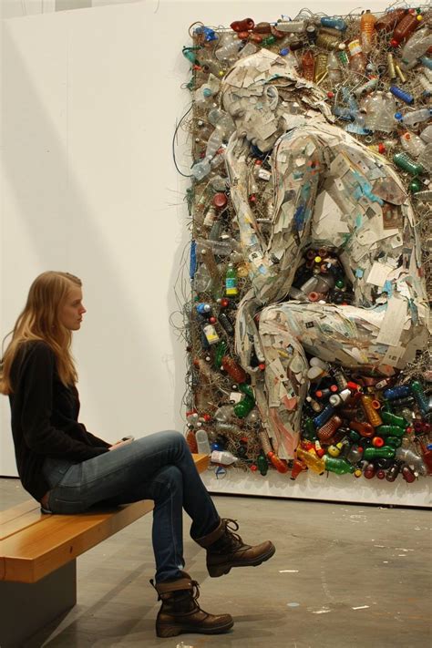 여성이 미술관에서 생각에 잠겨 폐기물의 예술 미학을 탐구한다