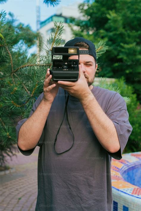 카메라로 사진을 찍는 여자 사진 Unsplash의 필름 카메라 이미지