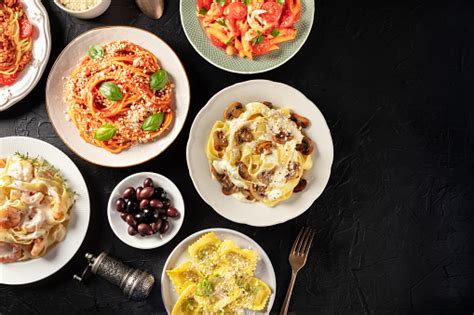 이탈리아 파스타 육류 닭고기 야채 버섯 해산물 검은 색 배경에 위에서 촬영 다양한 요리 검정색 배경에 대한 스톡 사진 및 기타 이미지 Istock