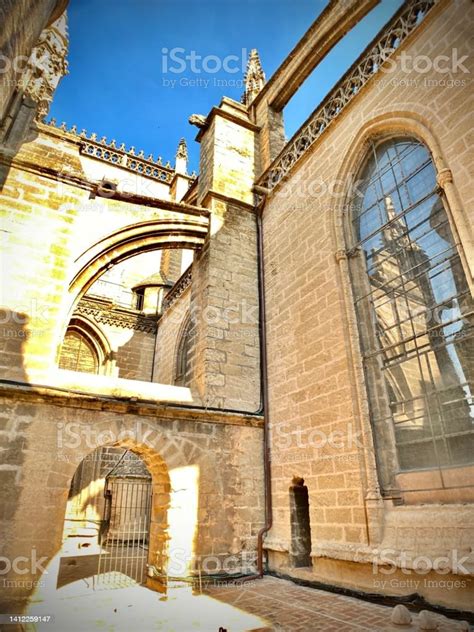 뾰족한 아치와 고딕 양식의 첨탑은 1987 년부터 유네스코 세계 문화 유산으로 지정된 세비야 대성당의 옥상에있는 플라잉 버트레스로 유지됩니다 스페인에 대한 스톡 사진 및