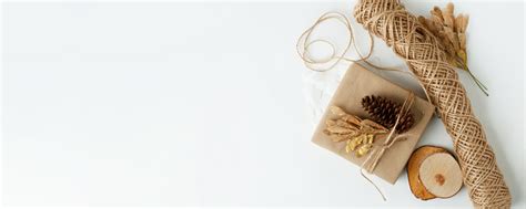 친환경 크리스마스 장식 갈색 크래프트 종이로 포장된 선물 상자 자연 장식 화환 흰색 배경에 소나무 제로 폐기물 휴일 포장 개념 수제 선물 패키지 2022 새해 0에 대한