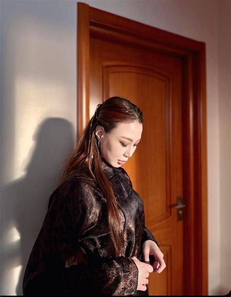 П Сайхан ээжийнхээ сэтгэлээ шингээн урлуулж бэлэглэсэн дээлээрээ гоёлоо 🤍🤍🤍 Facebook