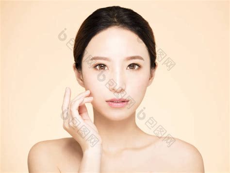 特写年轻妇女与干净的新鲜的皮肤 包图企业站