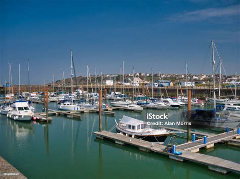 화창한 날에 는 영국 컴브리아 북서부의 메리포트 마리나의 부두에 정박한 레저 보트 잔잔한 물에는 보트와 돛대를 반사합니다 0명에 대한 스톡 사진 및 기타 이미지 Istock