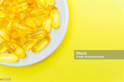 대구 간 오일 오메가 3 노란색 배경에 접시에 젤 캡슐 건강 관리가 혼잡합니다 맨 위 보기 복사 공간 0명에 대한 스톡 사진 및 기타 이미지 Istock