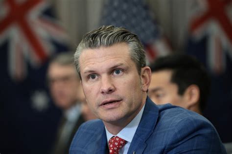 Міністра оборони США звинувачують у розтраті 130 тисяч на ремонт