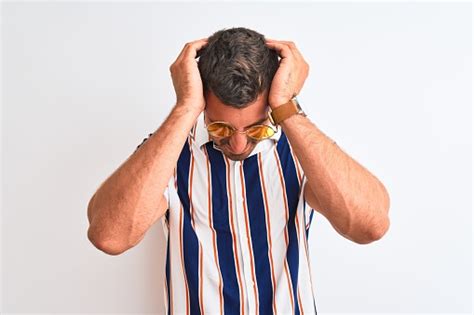 두통이 절실하고 통증과 편두통 때문에 스트레스로 고통 고립 된 배경 위에 여름 선글라스를 착용 젊은 잘 생긴 남자 머리에 손을 T 셔츠에 대한 스톡 사진 및 기타 이미지