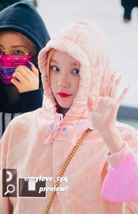 ชาวเน็ตขำที่ชูฮวาเป็นคนเดียวที่พยายามปกปิดสีผมที่สนามบิน Kpop ข่าวบันเทิงเกาหลี ดาราไอดอล และ