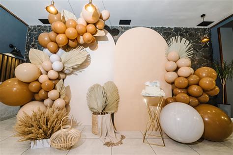 배경 풍선 파티 장식에 생일 케이크 공간을 복사합니다 트렌디 한 케이크 맛있는 결혼식 피로연 축하 침례 개념 트렌디 한 가을 장식 풍선에 대한 스톡 사진 및 기타 이미지