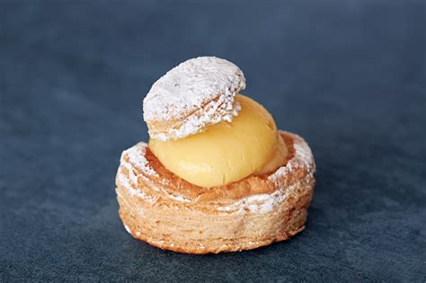 커스터드로 채워진 식욕을 돋우는 퍼프 페이스트리 케이크의 클로즈업 0명에 대한 스톡 사진 및 기타 이미지 0명 가득 찬 거품 내기 Istock