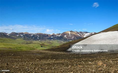 눈 현대적 흔적 아이슬란드 하이랜드 덮여 녹색 Hvanngil 계곡과 유문암 산의 아름 다운 풍경 0명에 대한 스톡 사진 및 기타 이미지 Istock
