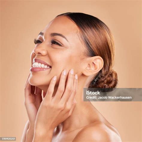 여성 얼굴 아름다움 행복 스킨케어 스튜디오 배경에 자연스러운 메이크업으로 화장품 관리 피부과 및 매니큐어와 건강한 피부로 미소