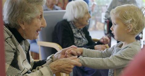 Cuidado Intergeneracional Donde Niños Y Ancianos Se Ayudan