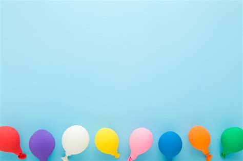 밝은 파란색 테이블 배경에 다채로운 풍선 파스텔 색상 근접 촬영 영감 긍정적 인 텍스트 사랑스러운 인용 또는 좋은 분위기에 대한 말을위한 빈 장소 하향 보기 0명에 대한