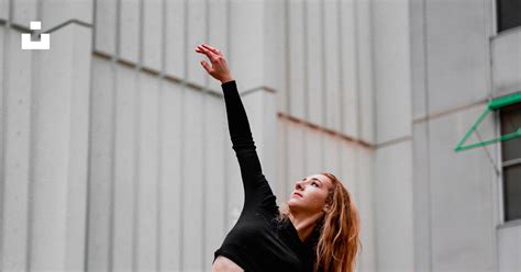 검은 긴 소매 셔츠와 검은 반바지를 입은 여자는 낮 동안 갈색 나무 바닥에 서 있다 사진 Unsplash의 무료 사람 이미지