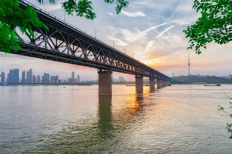 武汉一共修建了多少长江大桥？十一座，全国排名第二百科ta说