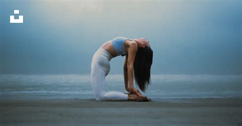 해변에서 요가 포즈를 취하는 여성 사진 Unsplash의 무료 운동 이미지