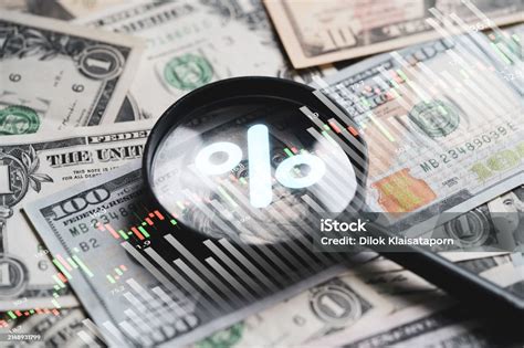 돋보기는 인플레이션 위기 개념을 줄이기 위해 연방 또는 연준의 증가 및 감소 이자율을 위해 업데이트 및 아래쪽 화살표가 있는 100달러 달러 지폐에 초점을 맞춥니다 이율에