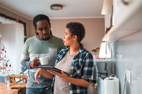디지털 태블릿을 사용하는 가정용 주방에서 사랑스러운 커플 보기 정적 활동에 대한 스톡 사진 및 기타 이미지 보기 정적 활동 커플 태블릿 Istock