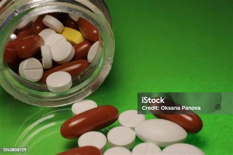 플라스틱 병 및 녹색 배경에 고립 된 다양한 흩어진 알 약과 정제 0명에 대한 스톡 사진 및 기타 이미지 0명 개념 건강