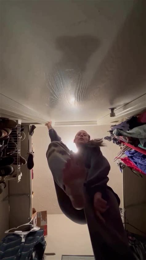 Giantess Closet Stomp