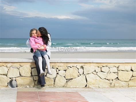 엄마와 딸은 벽에 앉아 사진 무료 다운로드 Lovepik
