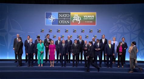 НАТО ын дээд хэмжээний уулзалтын эхний өдөр Францын ерөнхийлөгч Эммануэль Макрон алсын тусгалт