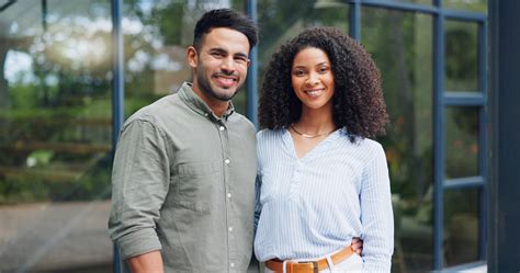 아프리카 커플 초상화와 새 집 행복 사랑과 미소 부동산 투자 야외에서 모기지 기회 및 사람들은 부동산 결혼 및 보살핌에 대한 헌신으로 포옹합니다 25 29세에 대한 스톡