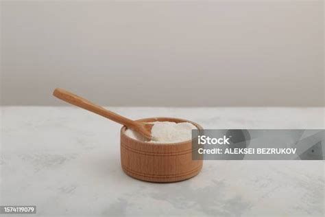 숟가락이 있는 나무 그릇에 잔탄검 분말 식품 첨가물 E415 텍스처 개량제 안정제 및 증점제 결합제로 화장품 및 식품 산업에서 사용 가루로 빻은에 대한 스톡 사진 및 기타