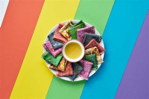 무지개 팬케이크 다른 색상 크레이프 시금치 비트 뿌리 분말 블루 말차 및 심황 크레페 화려한 팬케이크 무지개 레이어 종이에 평평한 누워 크리에이티브 푸드 건강한 식생활에