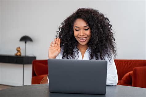 행복한 흑인 사업가 사무실 방에서 컴퓨터를 사용 하 여 손을 흔들고 개발에 대한 스톡 사진 및 기타 이미지 개발 교육 기업 재무와 산업 Istock