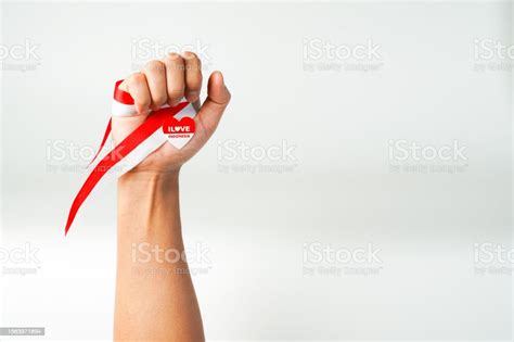 8 월 17 일 인도네시아 독립 기념일의 리본 빨간색과 흰색 깃발을 들고 나는 흰색 배경에 고립 된 인도네시아를 사랑합니다 Indonesian Independence Day