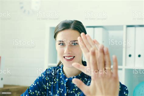 우리가 그것을 할 쾌활 한 젊은 남자와 여자는 그들의 일의 결과 대 한 행복 그들은 높은 5를 제공 하 고 웃 고 기업 문화에 대한 스톡 사진 및 기타 이미지 Istock