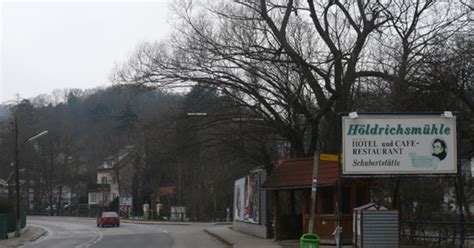 성문 앞 우물곁에 서 있는 보리수