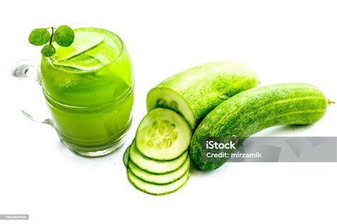 원시 추출 된 오이 주스를 투명 한 유리에 흰색으로 분리 하 여 신선한 오이 및 슬라이스와 함께 0명에 대한 스톡 사진 및 기타 이미지 Istock