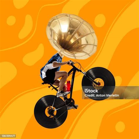 오렌지 배경 위에 고립 된 비닐 레코드 자전거를 타고 트럼펫 머리를 가진 남자의 현대 미술 콜라주 14 15 살에 대한 스톡 사진 및 기타 이미지 Istock