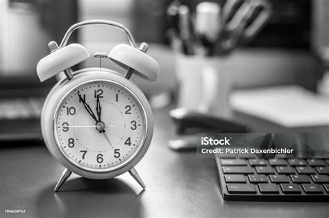 알람 시계가 흐릿한 배경에 회색 책상 사무실 물건에 서 있다 0명에 대한 스톡 사진 및 기타 이미지 0명 개념 공부 Istock