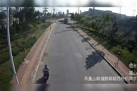监控实拍：两车在路口发生猛撞，更悲催的是又惨遭大货车补刀路口补刀监控