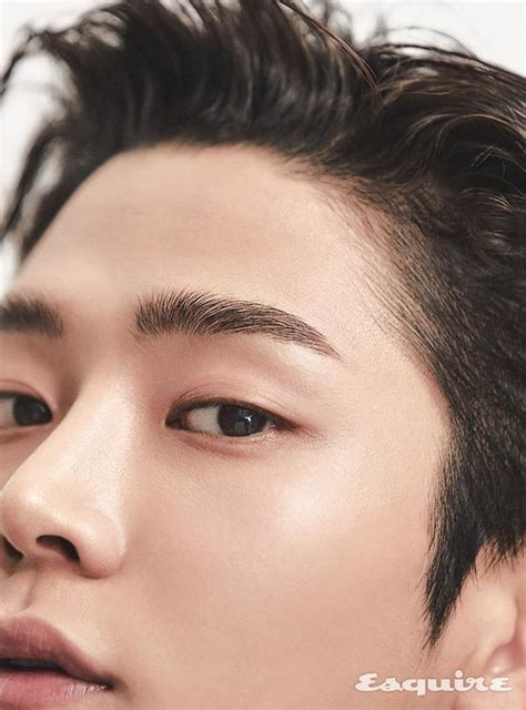 로운은 지금 그 어느 때보다 빠르게 움직이고 있다 Part1 Style 읽을거리 에스콰이어 코리아 패션 매거진 패션 잡지 남성지 남자 눈썹 눈썹 패션 잡지