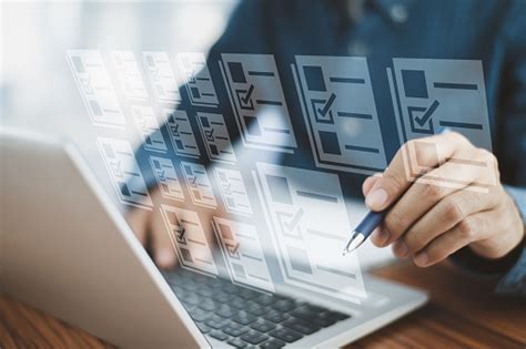 전자 서명 개념에 대한 시각적 화면의 사업가 서명 비즈니스 사람들은 디지털 문서 종이없는 사무실 미래의 비즈니스 계약 서명에 전자 문서에 서명합니다 데이터에 대한 스톡 사진