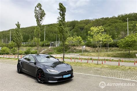 [시승기] 어색은 잠깐 의외로 편안 요크 스티어링 품은 테슬라 모델 S 플레이드 다나와 자동차