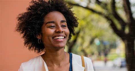 거리에서 야외에 서 있는 동안 웃고 있는 아프리카 비즈니스 여성의 초상화 비즈니스와 도시 개념 사진 Unsplash의 개념 이미지