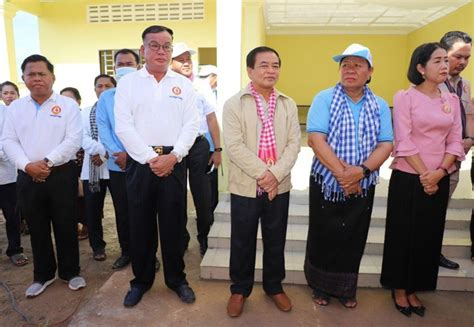 លោកជំទាវកិត្តិសង្គហបណ្ឌិត ម៉ែន សំអន អញ្ជើញជួបសំណេះសំណាល និងចែកអំណោយជូនគ្រួសារអតីតយុទ្ធជន