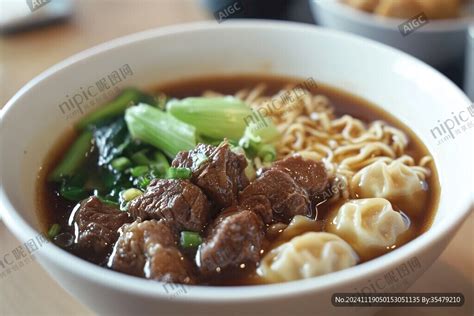 Ai创作图港式牛肉面 早餐美食牛肉面 刚上桌的红烧牛腩面 煮好的牛肉面 牛肉面特写 一碗牛肉面的特写 美味牛肉面 云吞牛腩拉面 牛腩云吞面 牛肉面面 大片牛肉面 午餐牛肉面 美食牛肉面 牛肉面