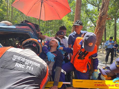 បេីករថយន្តចុះពីលេីភ្នំជ្រុលទៅបុកដេីមឈេីគាបជាប់ស្លាប់ម្នាក់របួសធ្ងន់ស្រា