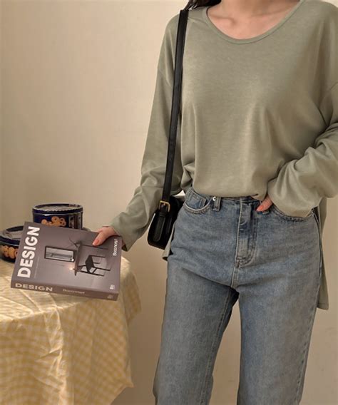 리리앤코 데일리하게 착용하기 좋은 티셔츠에요💜 옆 슬릿 디자인으로 다양한 하의와 코디하기 좋아용