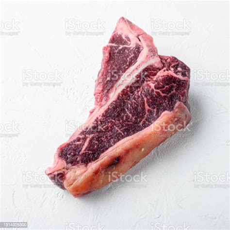 건조 숙성 생 T 뼈 또는 포터 하우스 쇠고기 대리석 고기 프라임 스테이크 흰색 돌 배경 사각형 형식 0명에 대한 스톡 사진 및 기타 이미지 Istock