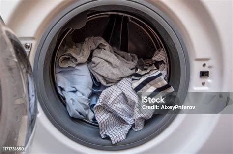 세탁기와 열린 문 과 더러운 옷 세탁 하기 전에 더러운 옷의 전체 기계 0명에 대한 스톡 사진 및 기타 이미지 0명 가사 집안일 가정 생활 Istock