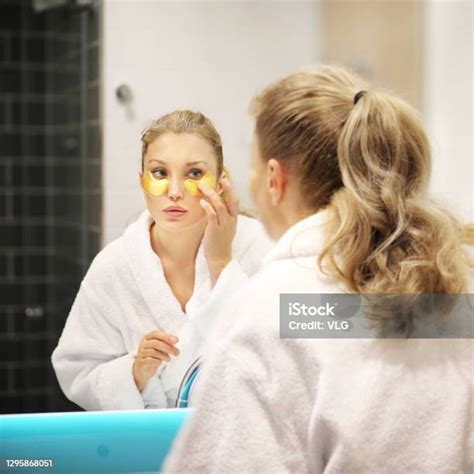 노화 방지 눈 치료 얼굴 마스크를 적용 하는 그의 언더 아이 주름을 돌보는 여자 다크 서클눈 패치 45 49세에 대한 스톡 사진 및 기타 이미지 Istock