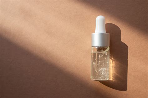 투명 한 드롭퍼 병 화장품 액체 베이지 색 배경에 그림자를 캐스팅 상단 보기 텍스트에 대 한 장소 0명에 대한 스톡 사진 및 기타 이미지 Istock